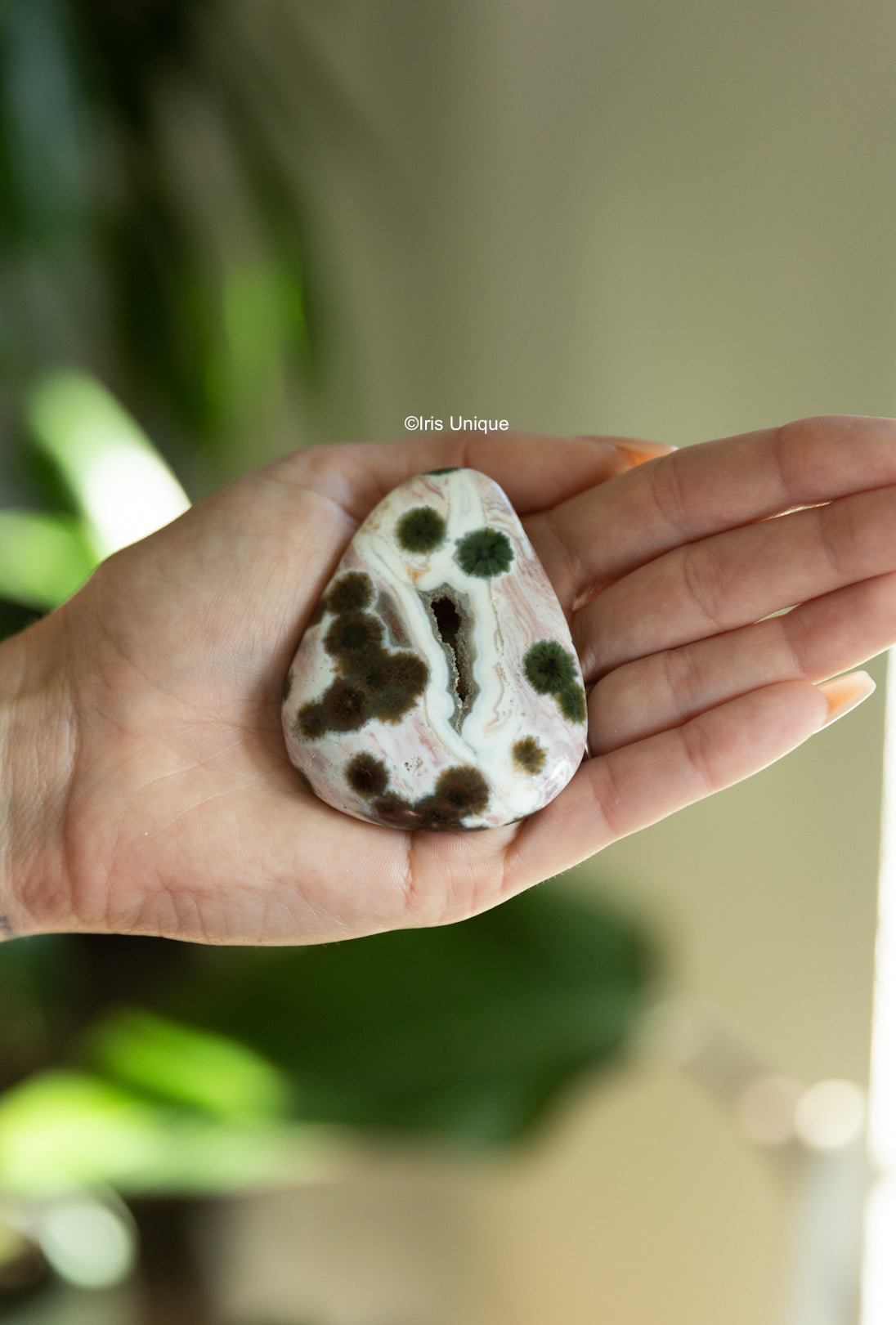 Palm Stone – Iris Unique